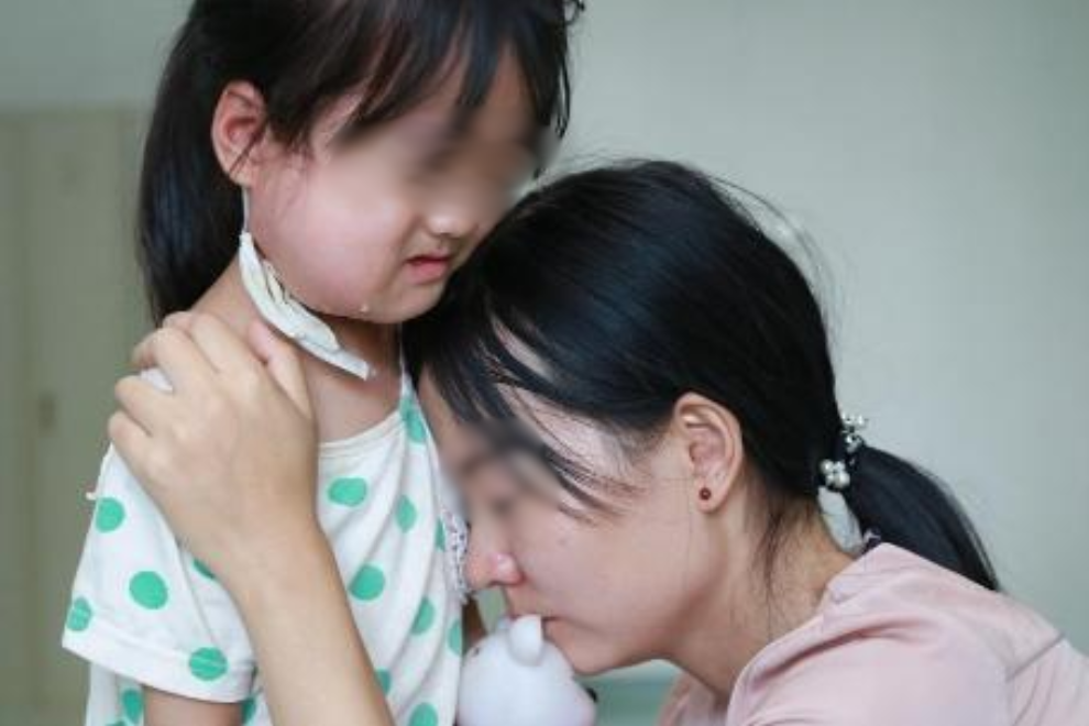 Con gái 3 tuổi liên tục nói "trong bụng con có em bé“, sự thật phía sau khiến vợ chồng tôi tá hỏa